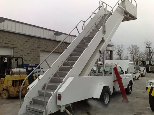 Global GSE - Aircraft Passenger stairs self propelled