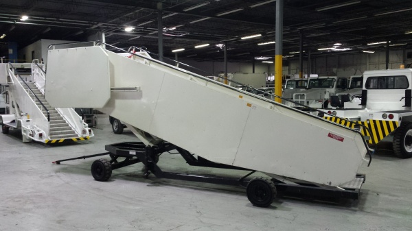 Global GSE - Non-motorized Towable Aircraft Passenger Stairs