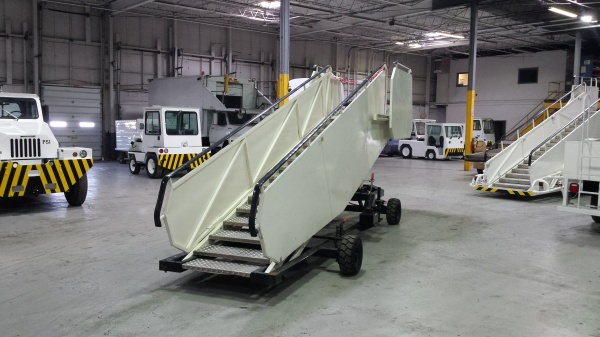 Global GSE - Non-motorized Towable Aircraft Passenger Stairs